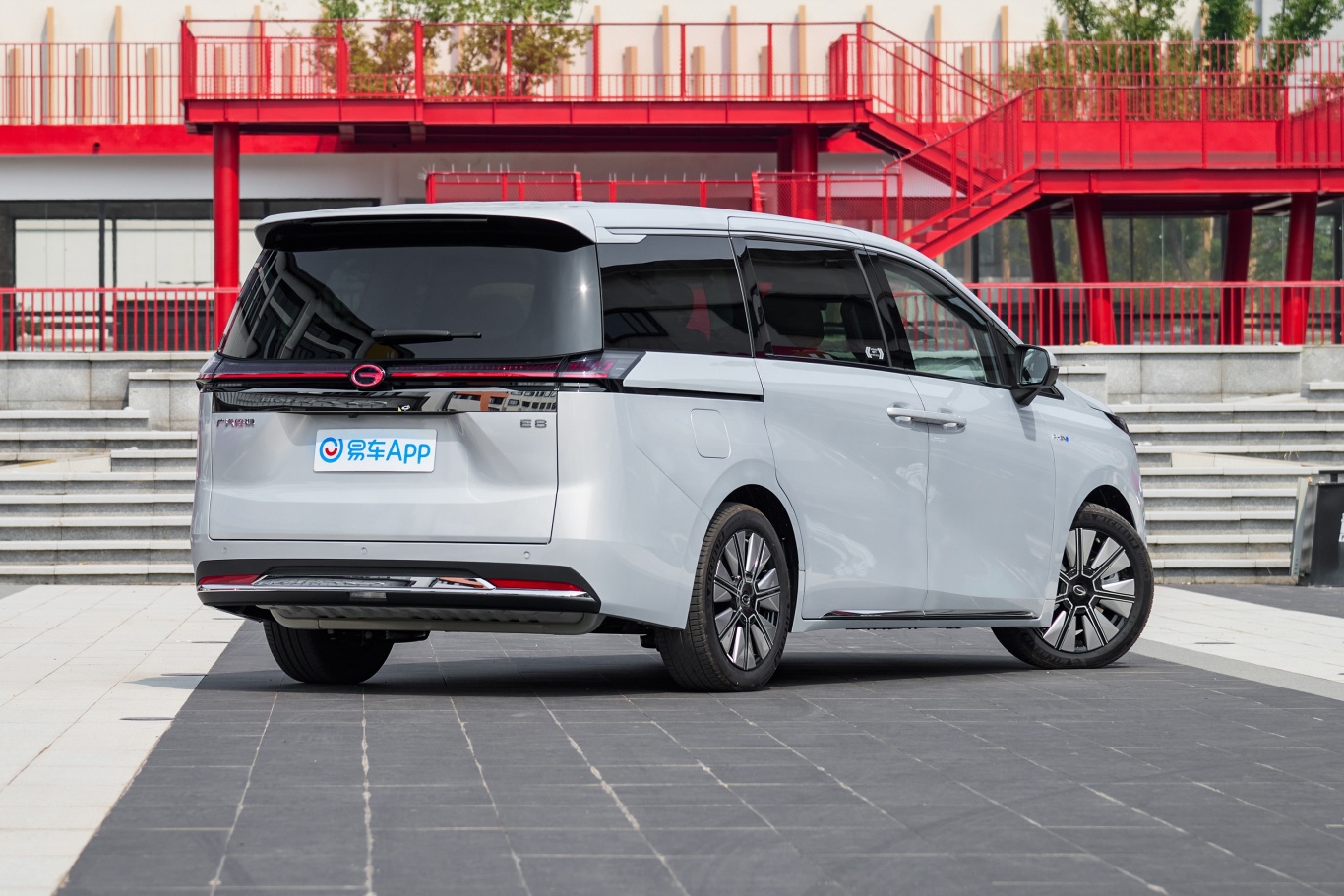 【传祺E8新能源2.0L 150km 龙腾星夜版+侧后45度车头向右水平图片-汽车图片大全】-易车