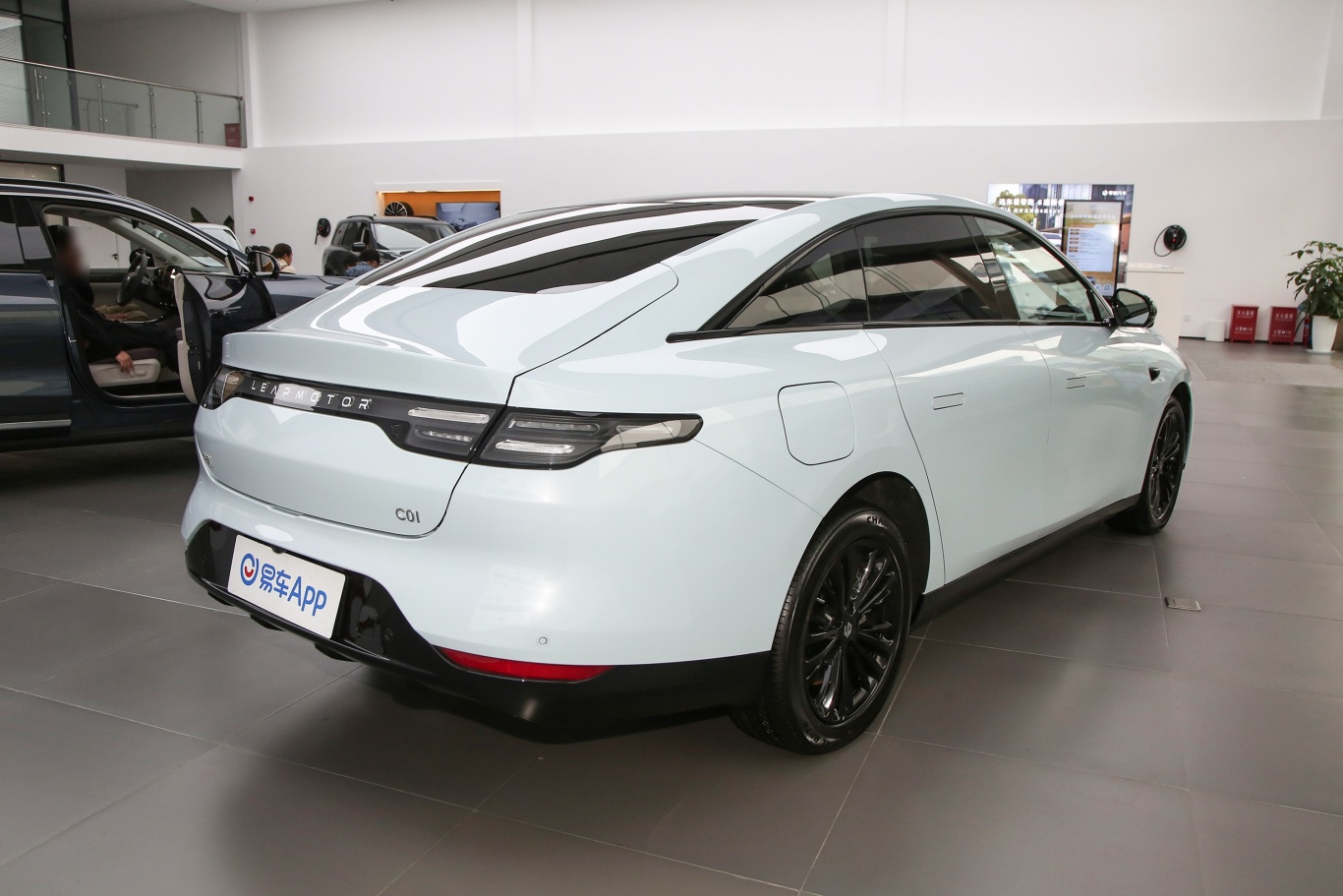 【零跑C01增程版 1.5L 216km 舒享版侧后45度车头向右水平图片-汽车图片大全】-易车