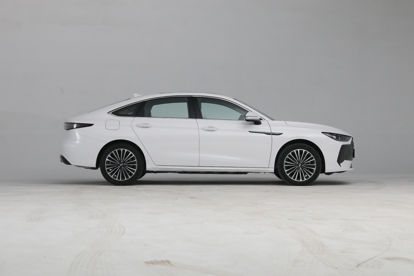 【风云A8L1.5T 145km 豪华型正侧车头向右水平图片-汽车图片大全】-易车