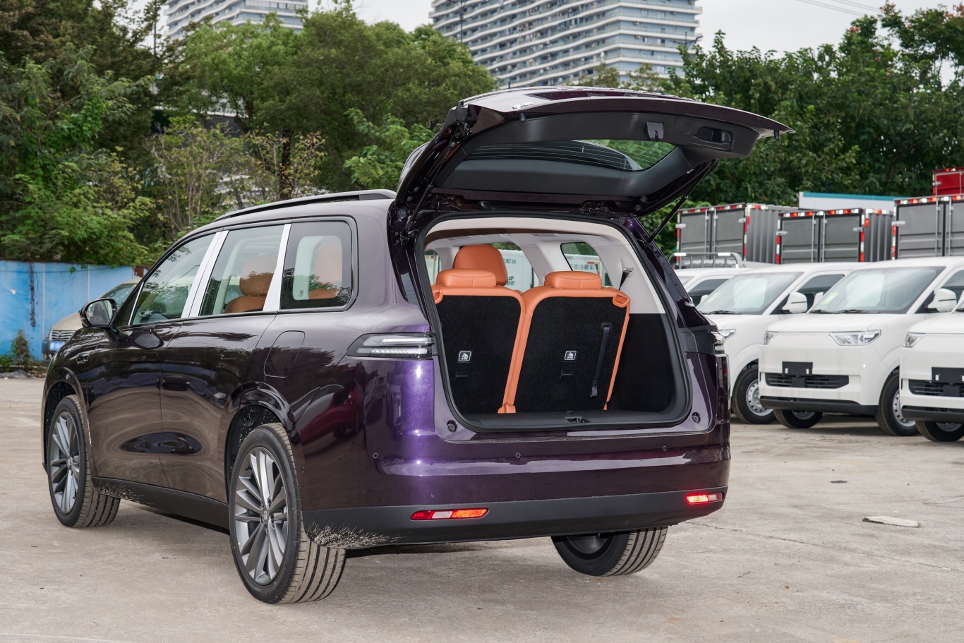 【零跑C16纯电版 520km 智享版后备厢开启45度侧拍图片-汽车图片大全】-易车