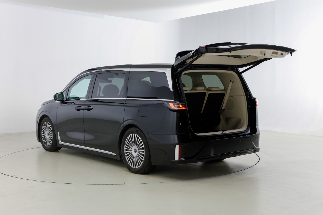 【岚图梦想家插电混动 1.5T 235km 四驱旗舰鲲鹏版后备厢开启45度侧拍图片-汽车图片大全】-易车