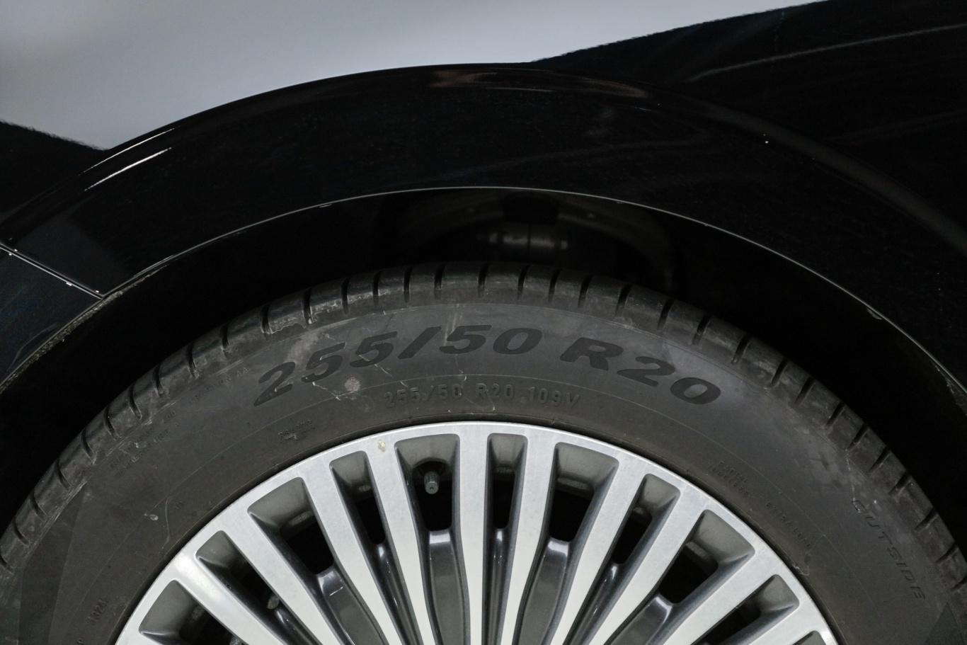 【岚图梦想家插电混动 1.5T 235km 四驱旗舰鲲鹏版前轮胎尺寸图片-汽车图片大全】-易车