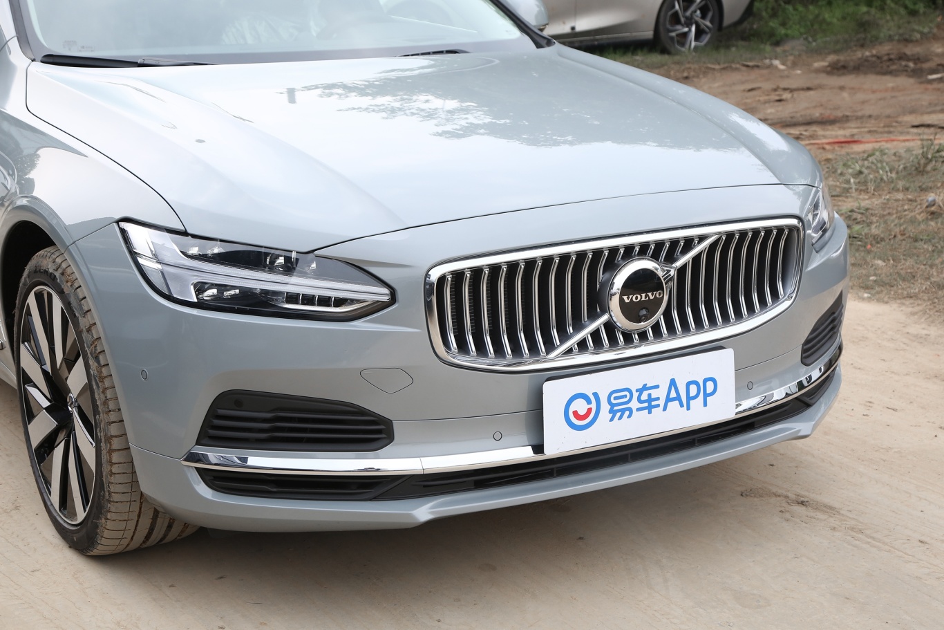 【沃尔沃S90 插电混动2.0T 80km 长续航智雅豪华版前格栅侧俯拍图片-汽车图片大全】-易车