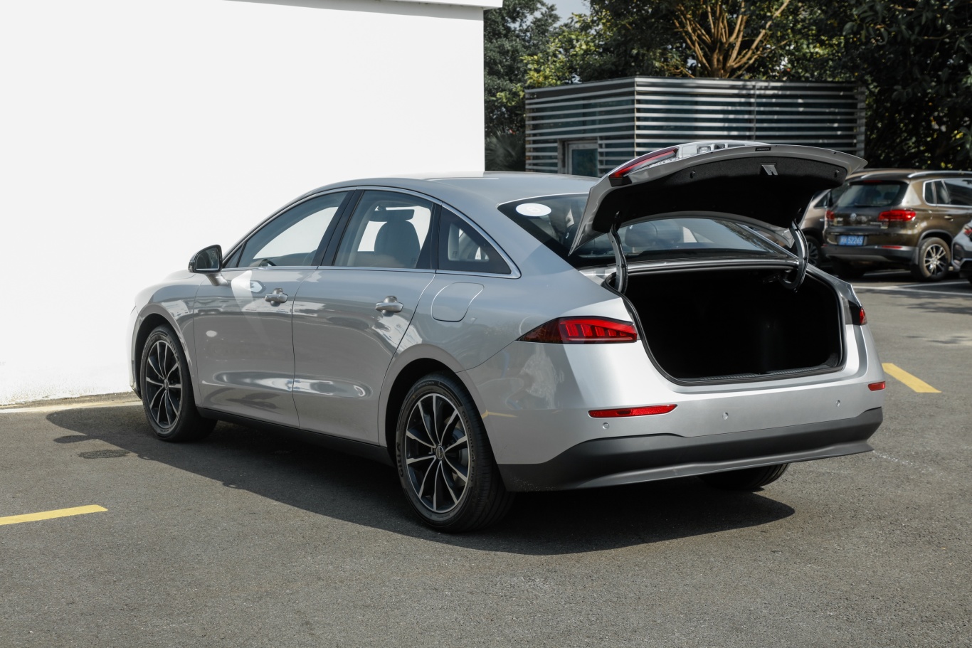 【荣威D7插电混动 1.5L 125km 世界冠军版后备厢开启45度侧拍图片-汽车图片大全】-易车