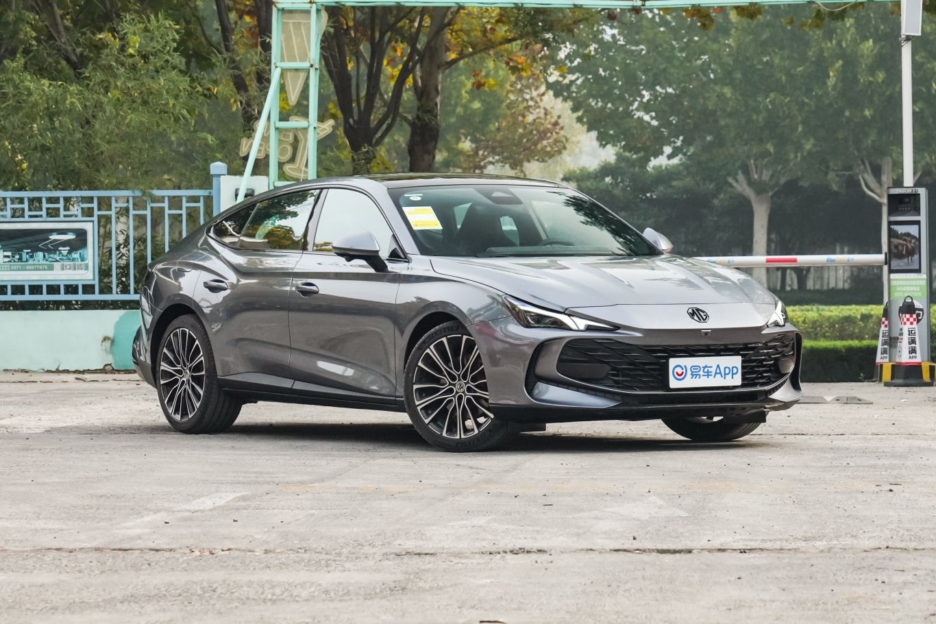 【MG72.0T 405 自动奢享版侧前45度车头向右水平图片-汽车图片大全】-易车