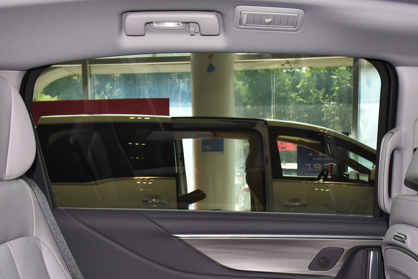 【别克GL8陆尊 2.0T 智享版后排侧窗遮阳帘图片-汽车图片大全】-易车