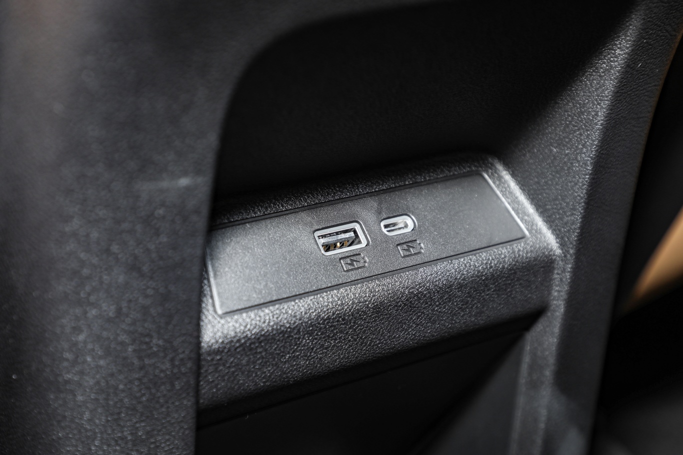 【宋L DM-i1.5L 112km 超越型后排(第二排)充电口图片-汽车图片大全】-易车