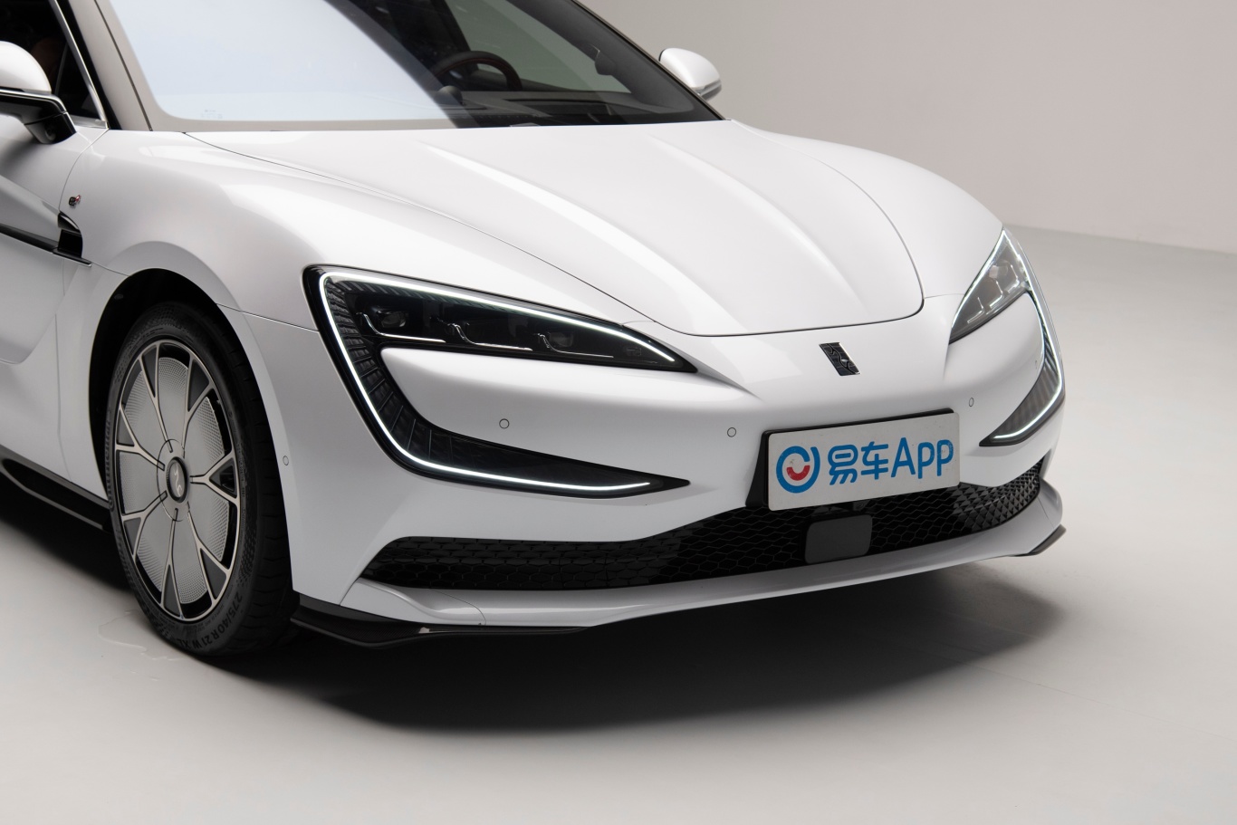 【仰望U7纯电版 720km 旗舰版 4座前格栅侧俯拍图片-汽车图片大全】-易车