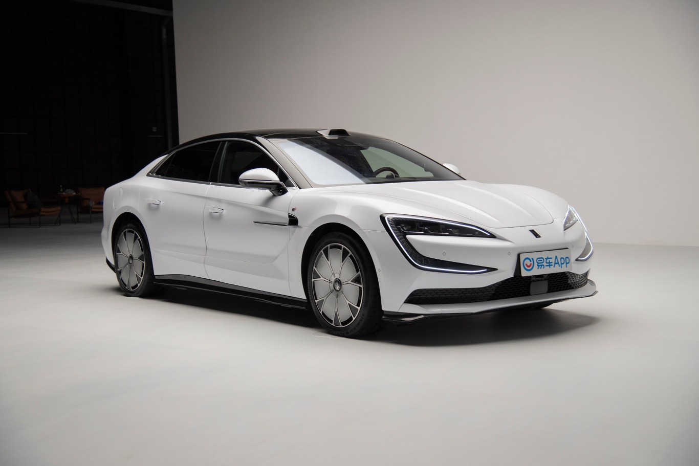 【仰望U7纯电版 720km 旗舰版 4座侧前45度车头向右水平图片-汽车图片大全】-易车