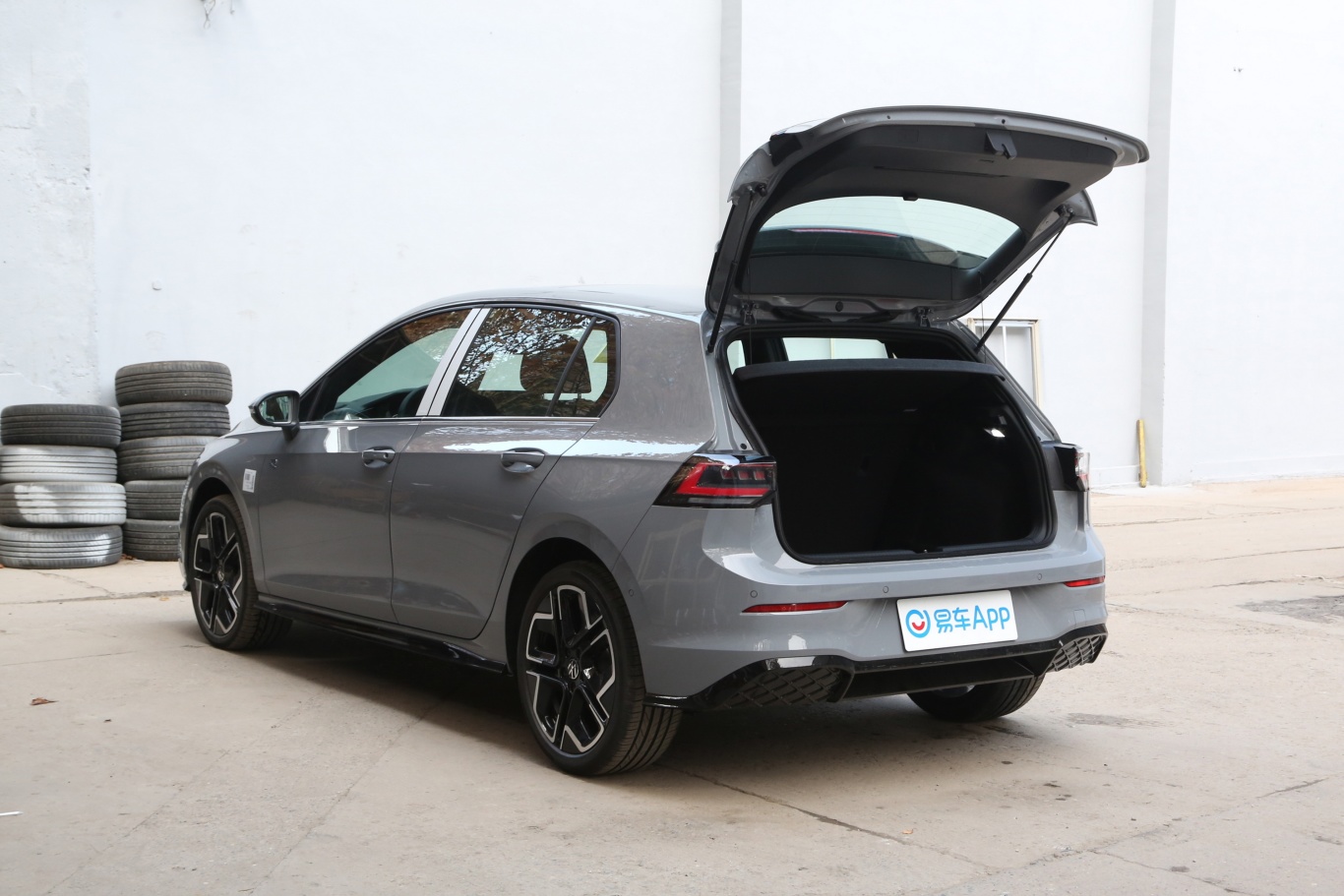 【高尔夫300TSI R-Line后备厢开启45度侧拍图片-汽车图片大全】-易车