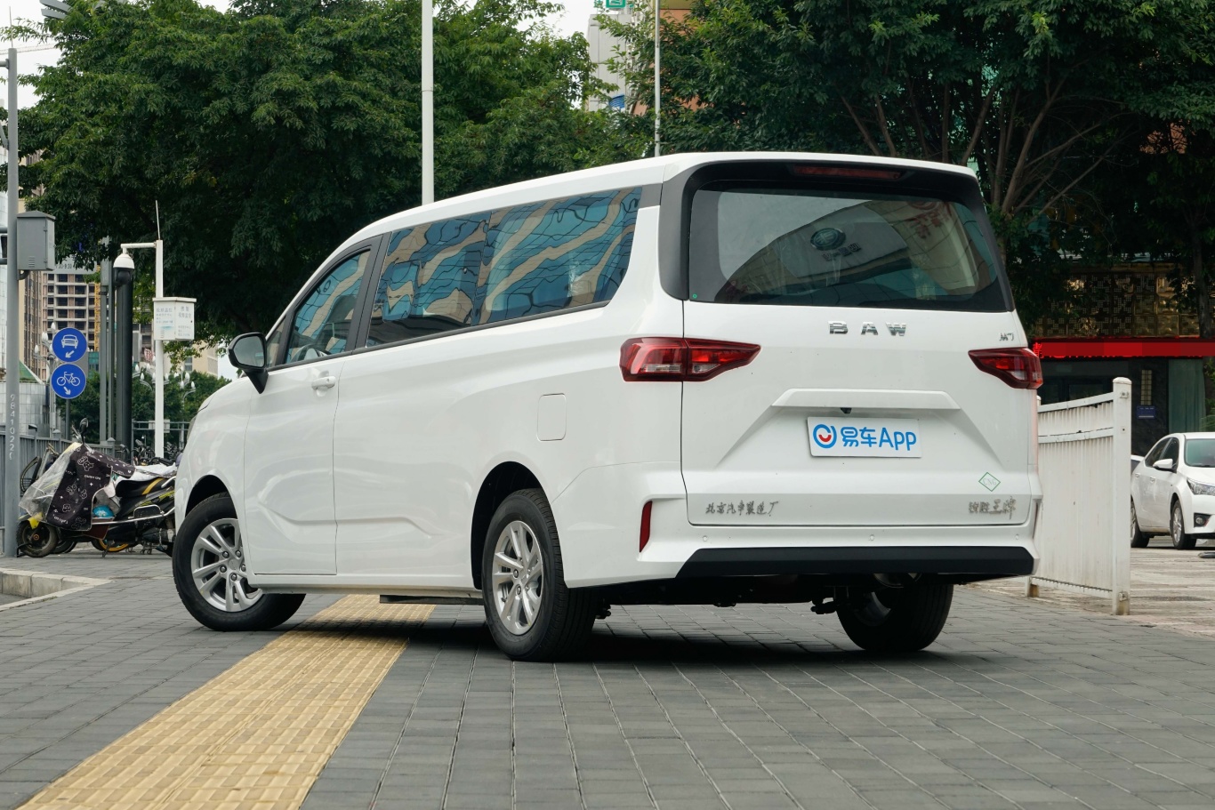 【锐胜王牌M72.0L 手动长轴中级营运舒适版 9座 CNG侧后45度车头向左水平图片-汽车图片大全】-易车