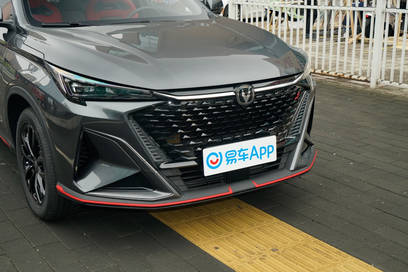 【长安X5 PLUS1.5T 超越版前格栅侧俯拍图片-汽车图片大全】-易车