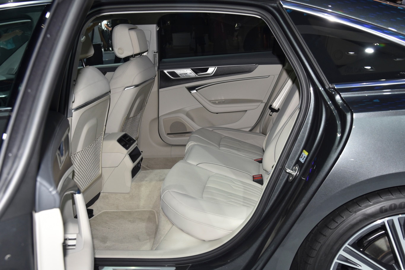 【奥迪A6L55 TFSI quattro 旗舰动感型后排图片-汽车图片大全】-易车