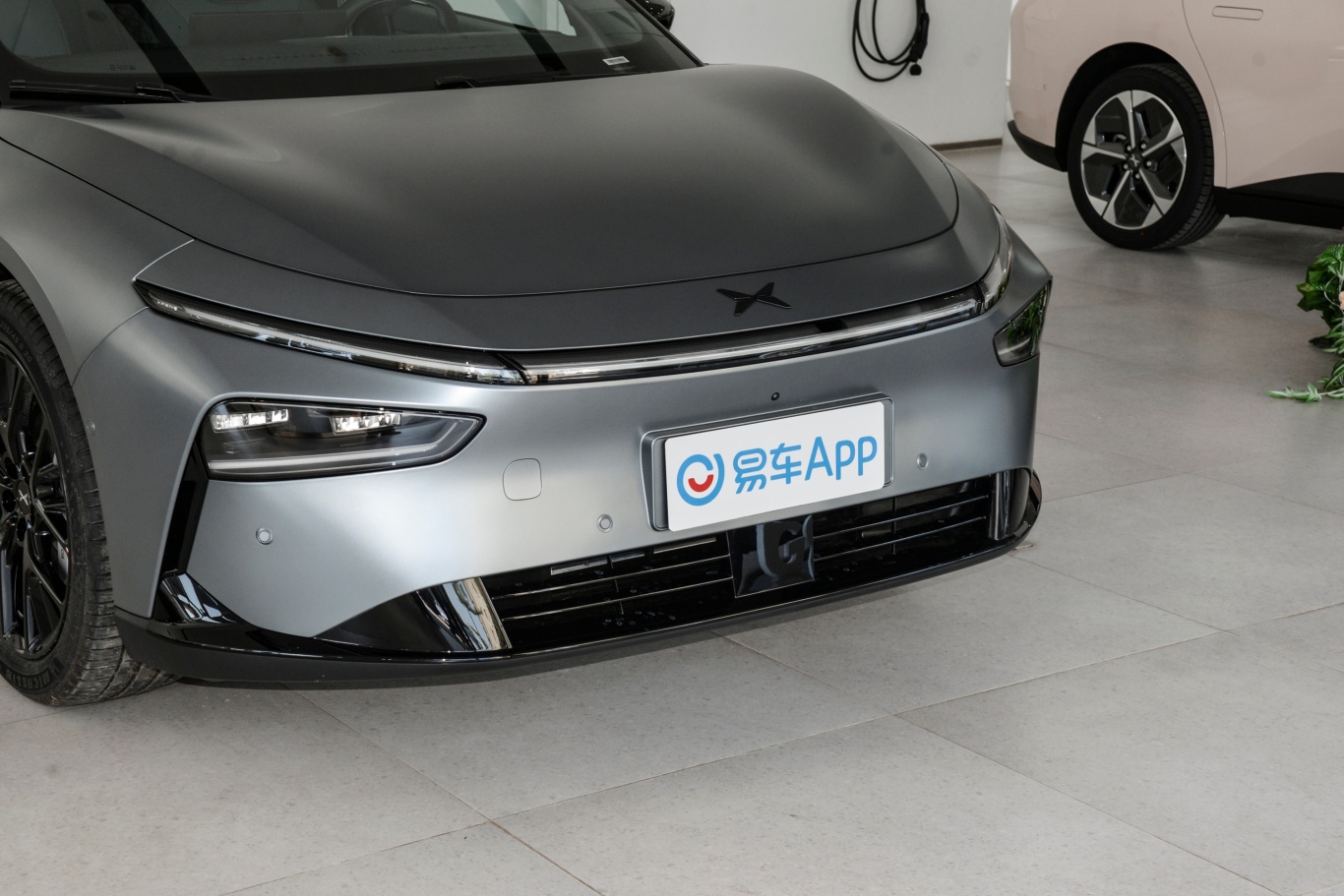 【小鹏P7+700km 限定版 Max前格栅侧俯拍图片-汽车图片大全】-易车