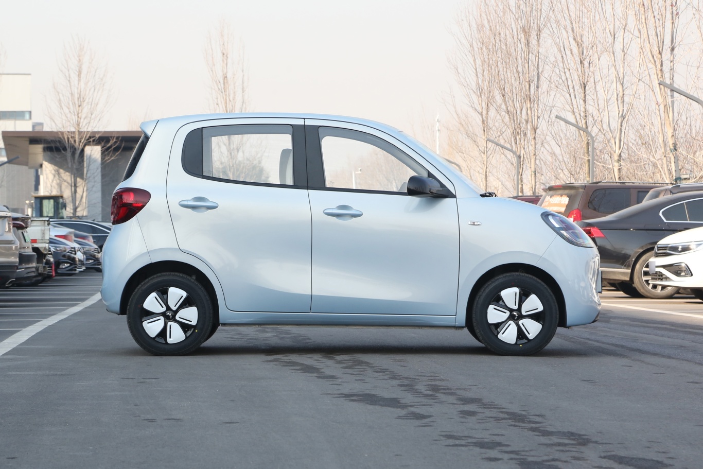 【宏光MINIEV四门版 205km 臻享款正侧车头向右水平图片-汽车图片大全】-易车