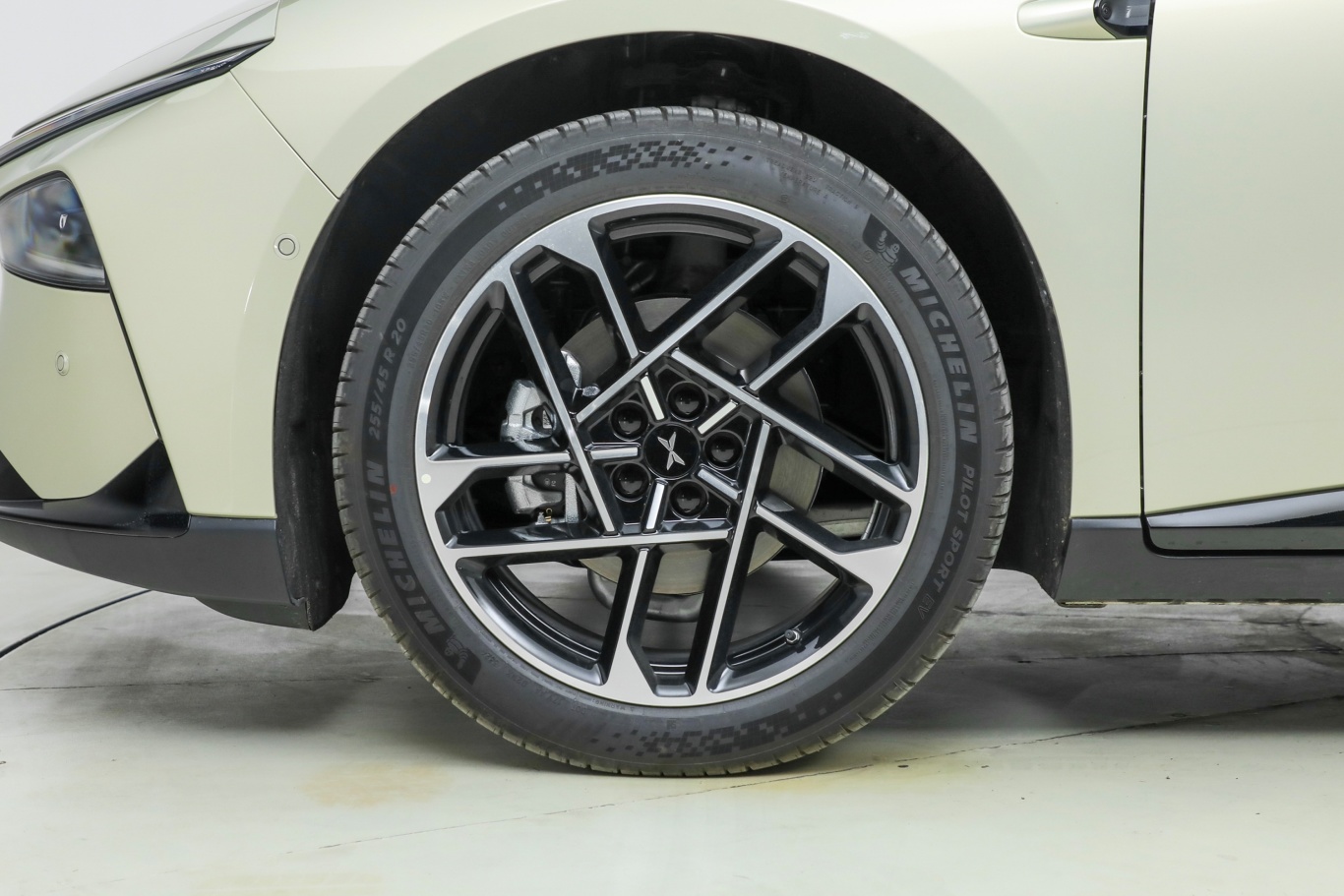 【小鹏P7+725km 超长续航 Max前轮毂造型图片-汽车图片大全】-易车