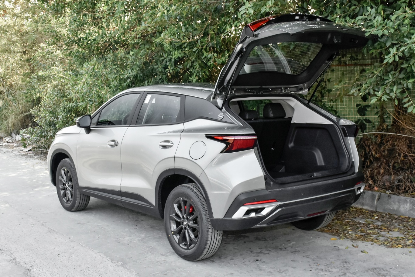 【瑞虎5x高能版 1.5T CVT舒适型后备厢开启45度侧拍图片-汽车图片大全】-易车