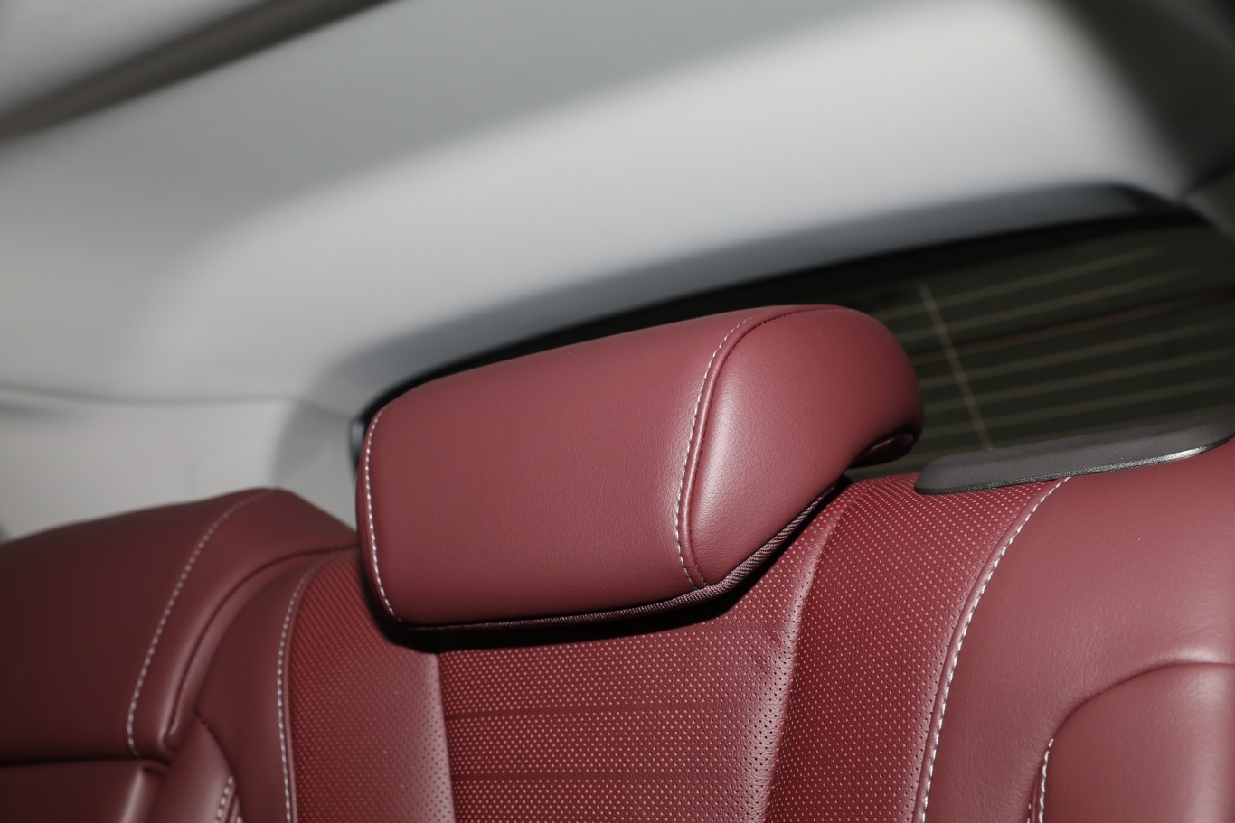 【昂科威Plus昂科威Plus 28T 两驱白金版后排空间图片-汽车图片大全】-易车