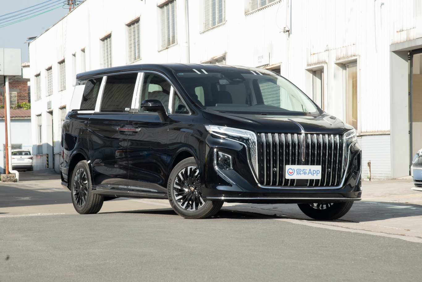 【红旗HQ92.0T 旗舰版侧前45度车头向右水平图片-汽车图片大全】-易车