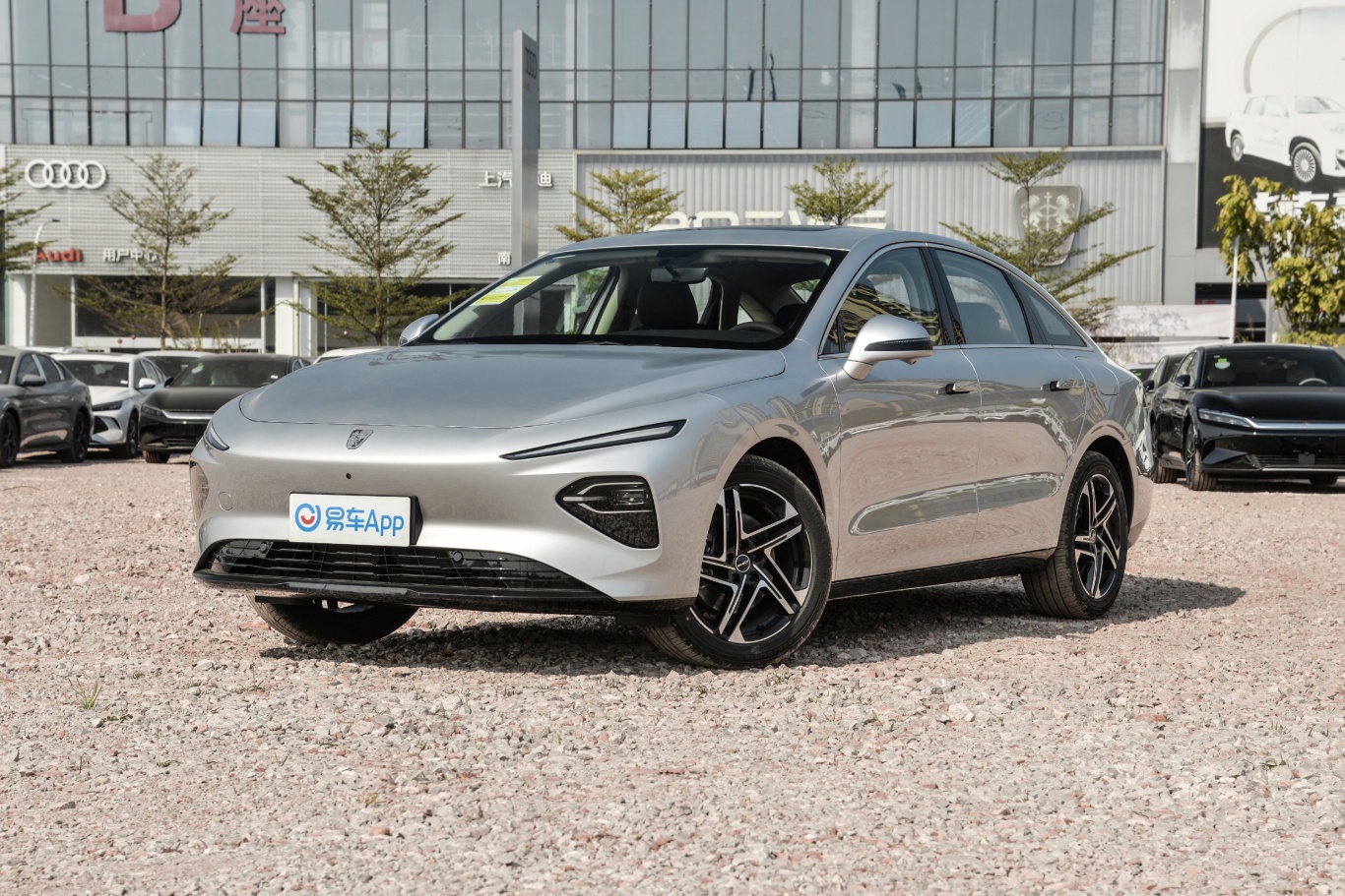 【荣威D7纯电动 510km 后驱领航版侧前45度车头向左水平图片-汽车图片大全】-易车