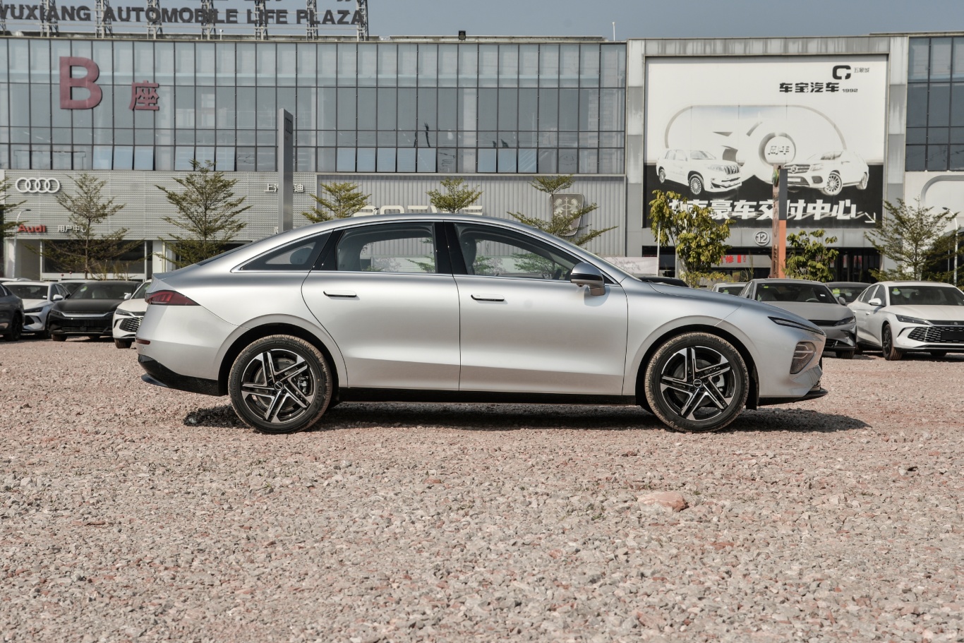 【荣威D7纯电动 510km 后驱领航版正侧车头向右水平图片-汽车图片大全】-易车