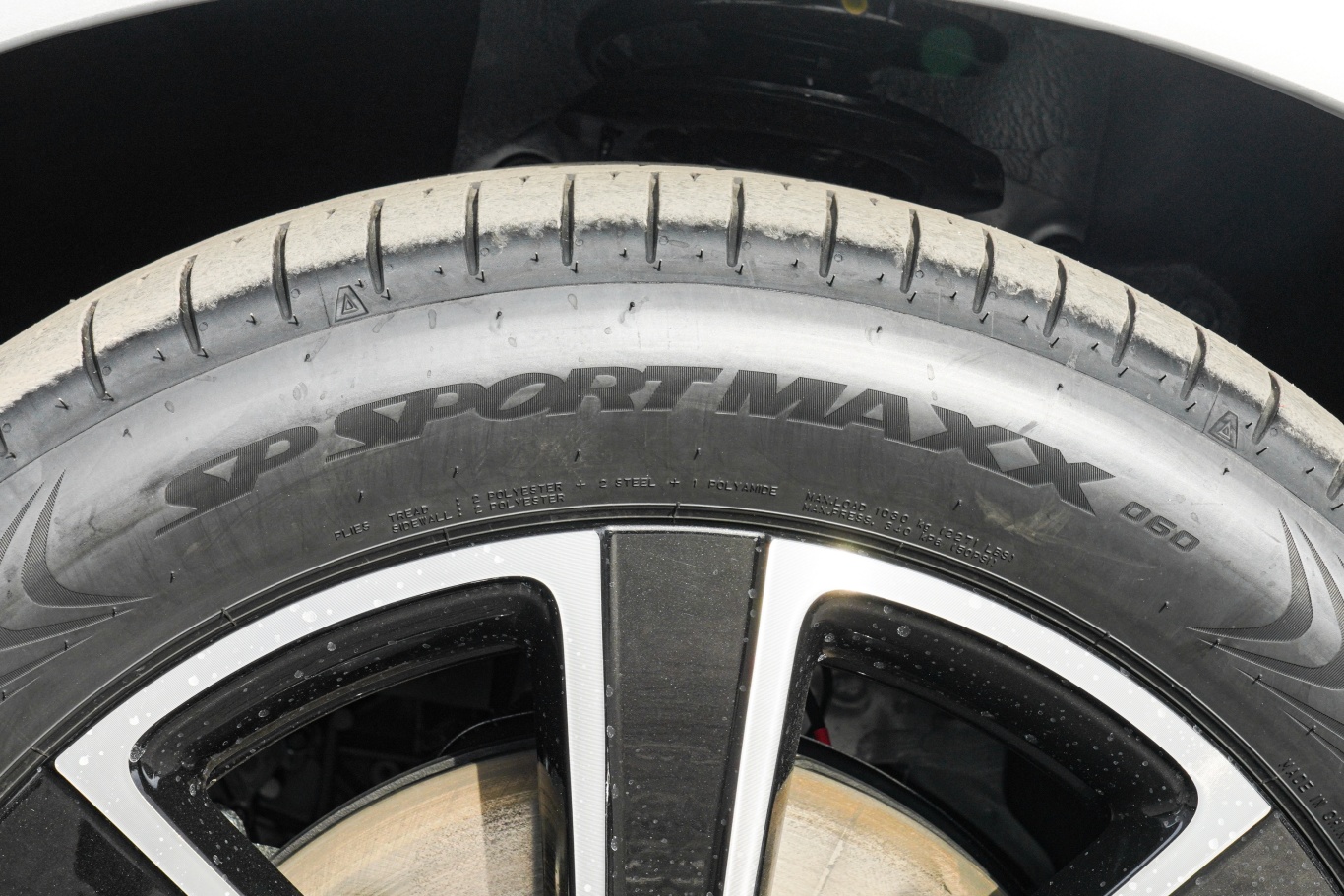 【问界M71.5T 230km 后驱Pro智驾版 6座前轮胎系列图片-汽车图片大全】-易车