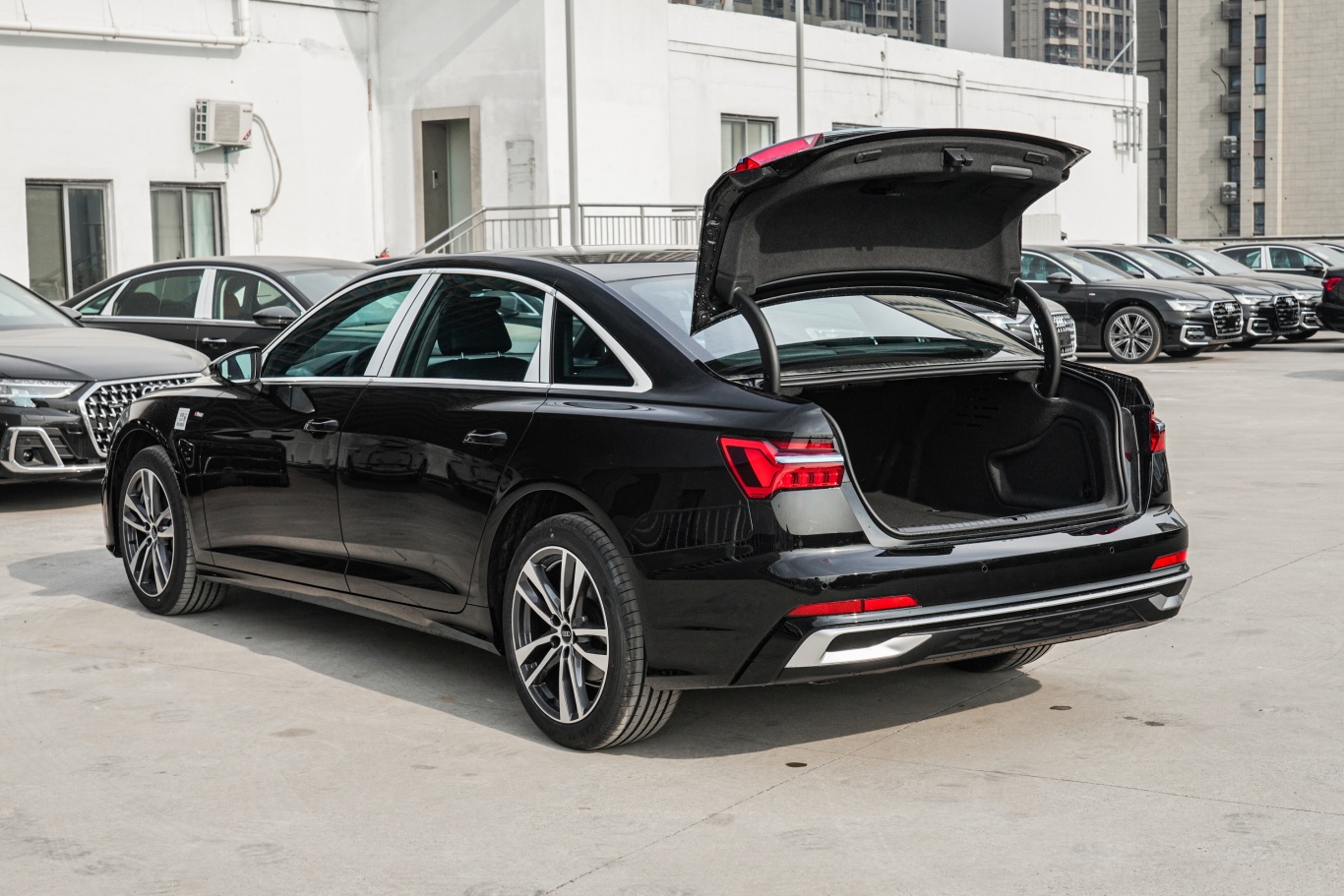 【奥迪A6L40 TFSI 豪华动感型后备厢开启45度侧拍图片-汽车图片大全】-易车