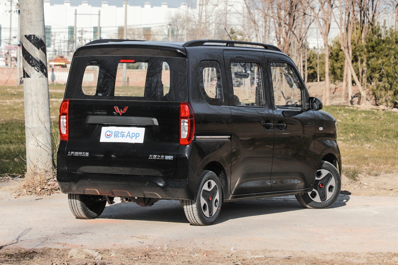 【五菱之光新能源201km 舒适型侧后45度车头向右水平图片-汽车图片大全】-易车