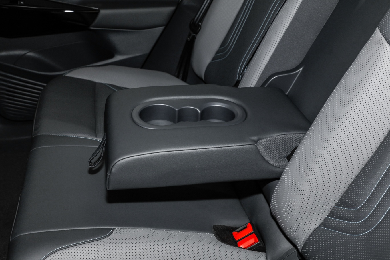 【ID.4 CROZZ560km 四驱高性能暗黑骑士PRIME版后排(第二排)中央扶手图片-汽车图片大全】-易车