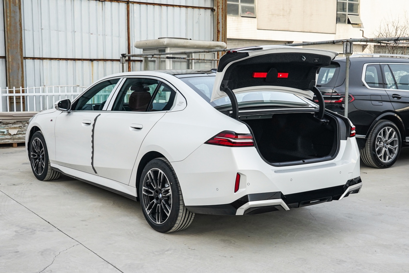 【宝马5系525Li M运动套装后备厢开启45度侧拍图片-汽车图片大全】-易车