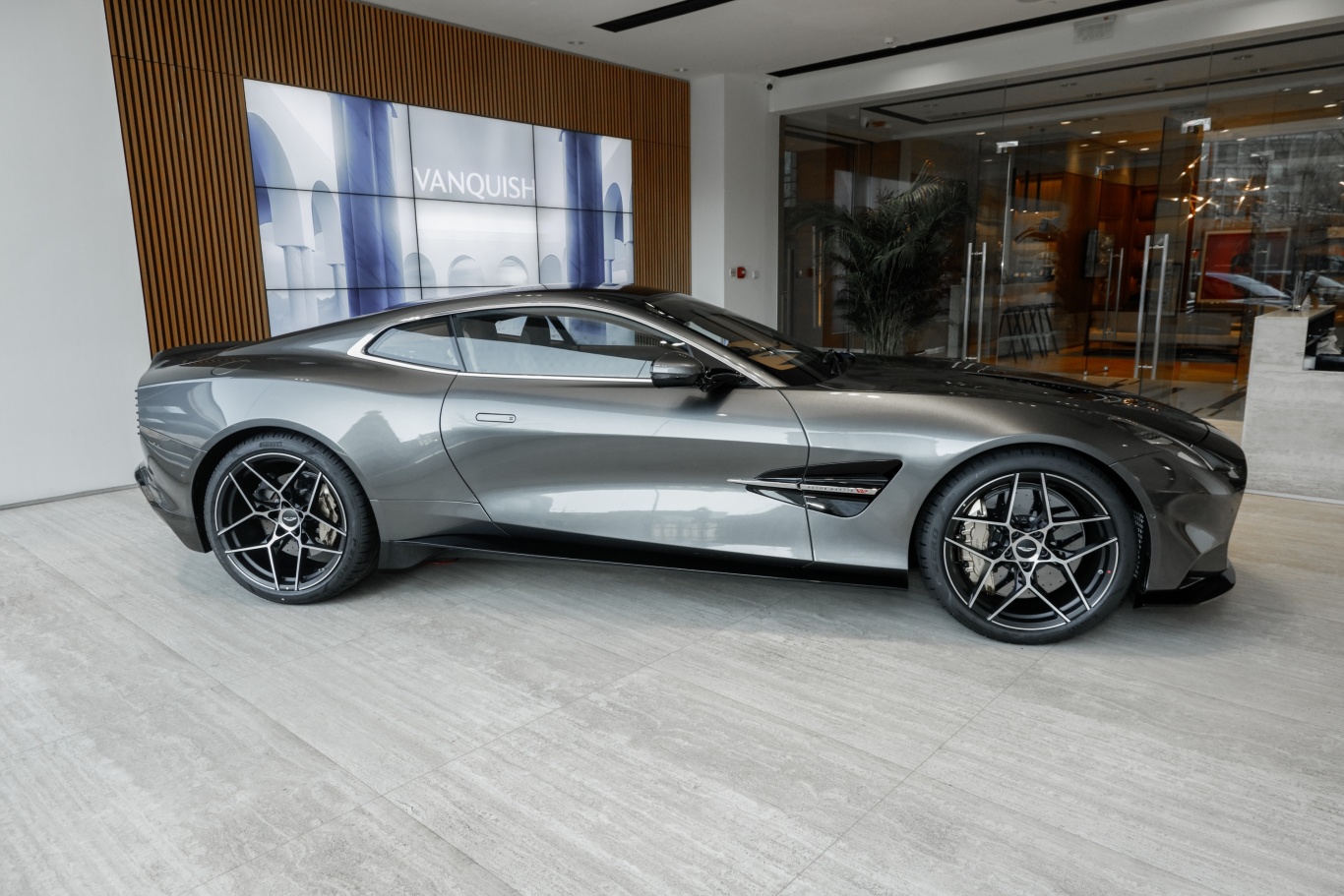 【Vanquish5.2T V12正侧车头向右水平图片-汽车图片大全】-易车