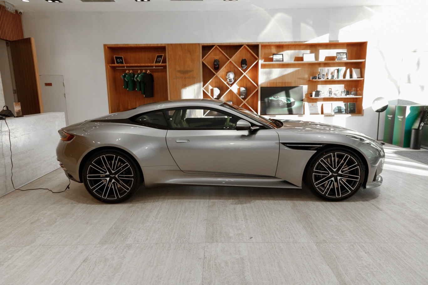 【阿斯顿·马丁DB124.0T V8正侧车头向右水平图片-汽车图片大全】-易车