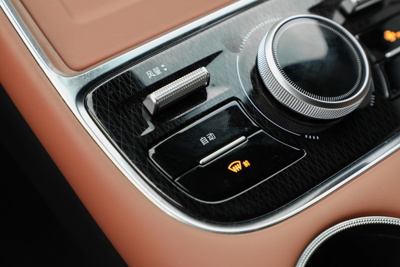 【银河L6EM-i 1.5L 140km 探索+版中控图片-汽车图片大全】-易车