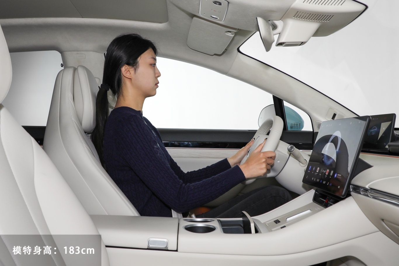 【智界R7增程版 251km 后驱Max前排空间体验图片-汽车图片大全】-易车