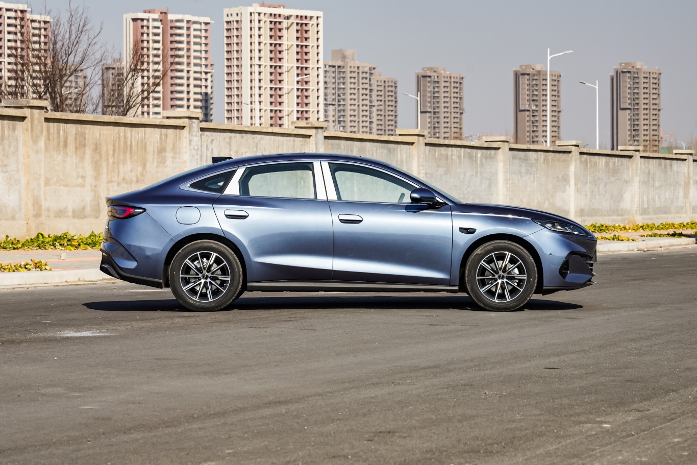 【海豹06DM-i 智驾版 1.5L 80km 尊贵型正侧车头向右水平图片-汽车图片大全】-易车