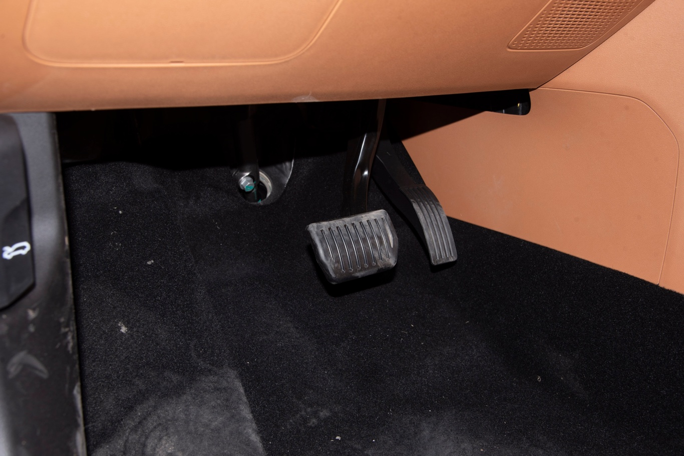 【银河L7EM-i 1.5L 115km 探索版脚踏板图片-汽车图片大全】-易车