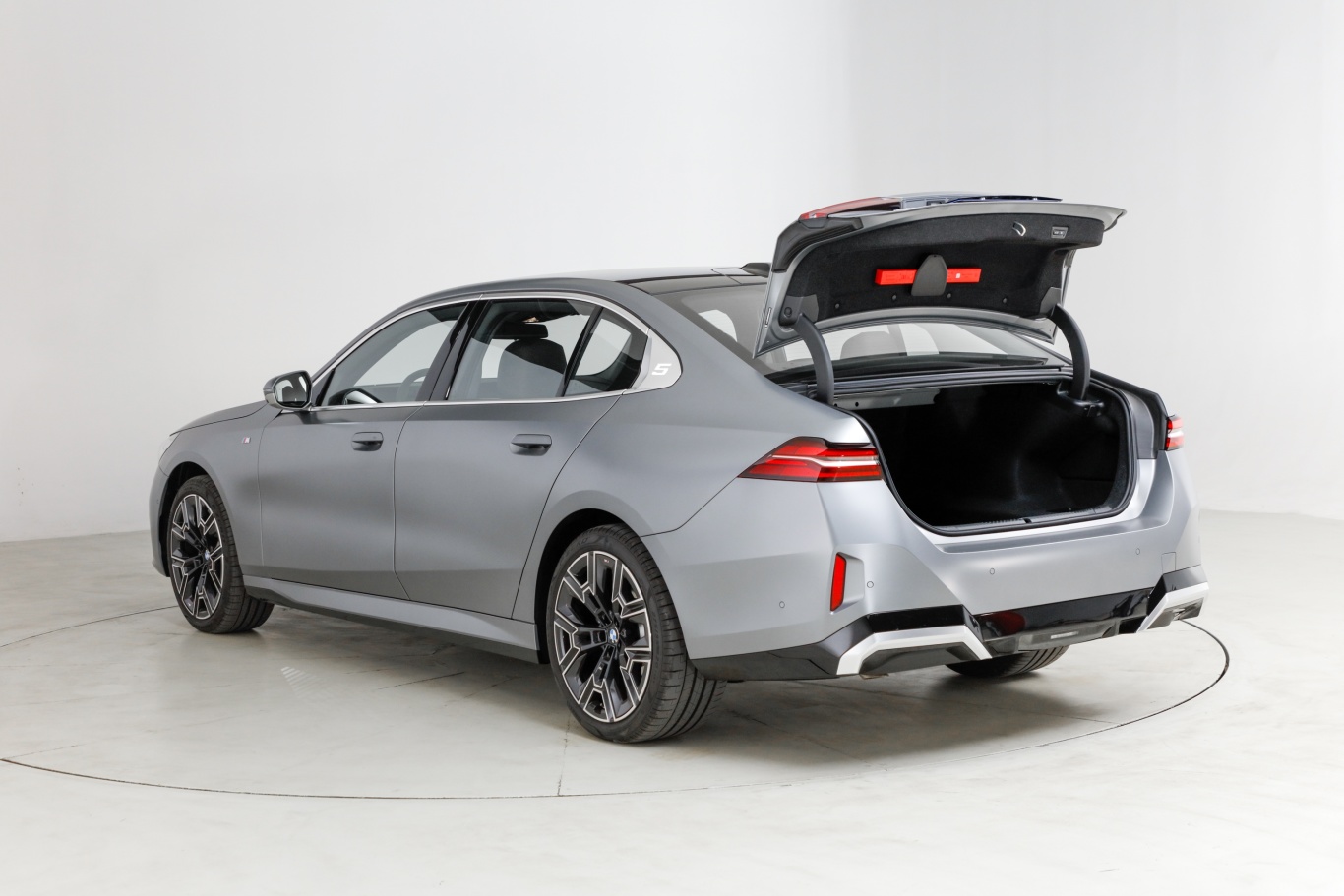 【宝马5系530Li xDrive M运动套装后备厢开启45度侧拍图片-汽车图片大全】-易车