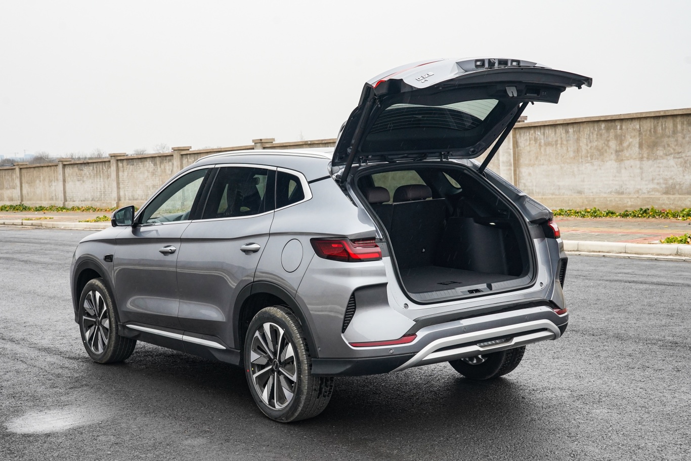 【宋PLUSEV 智驾版 520km 豪华型后备厢开启45度侧拍图片-汽车图片大全】-易车