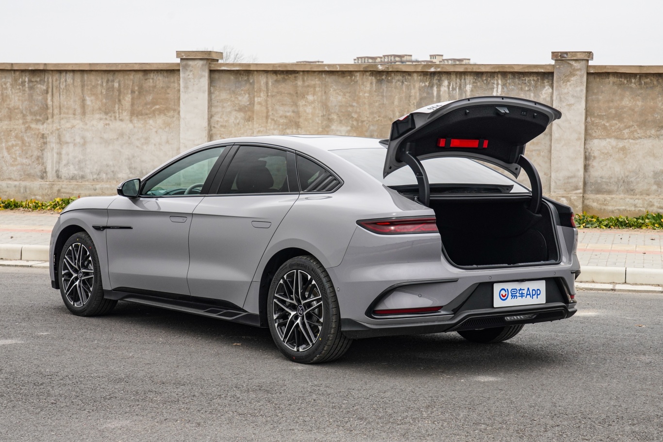 【汉EV 智驾版 605km 尊荣型后备厢开启45度侧拍图片-汽车图片大全】-易车