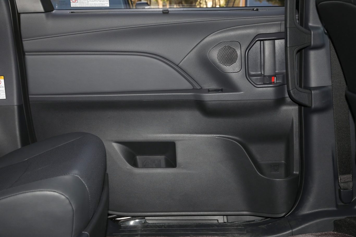 【赛那双擎 2.5L 两驱豪华福祉版后排功能图片-汽车图片大全】-易车