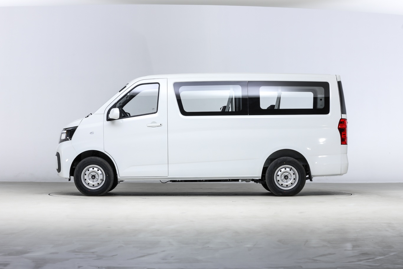 【睿行EM80客运版 300km 背掀门舒适型 6座正侧车头向左水平图片-汽车图片大全】-易车