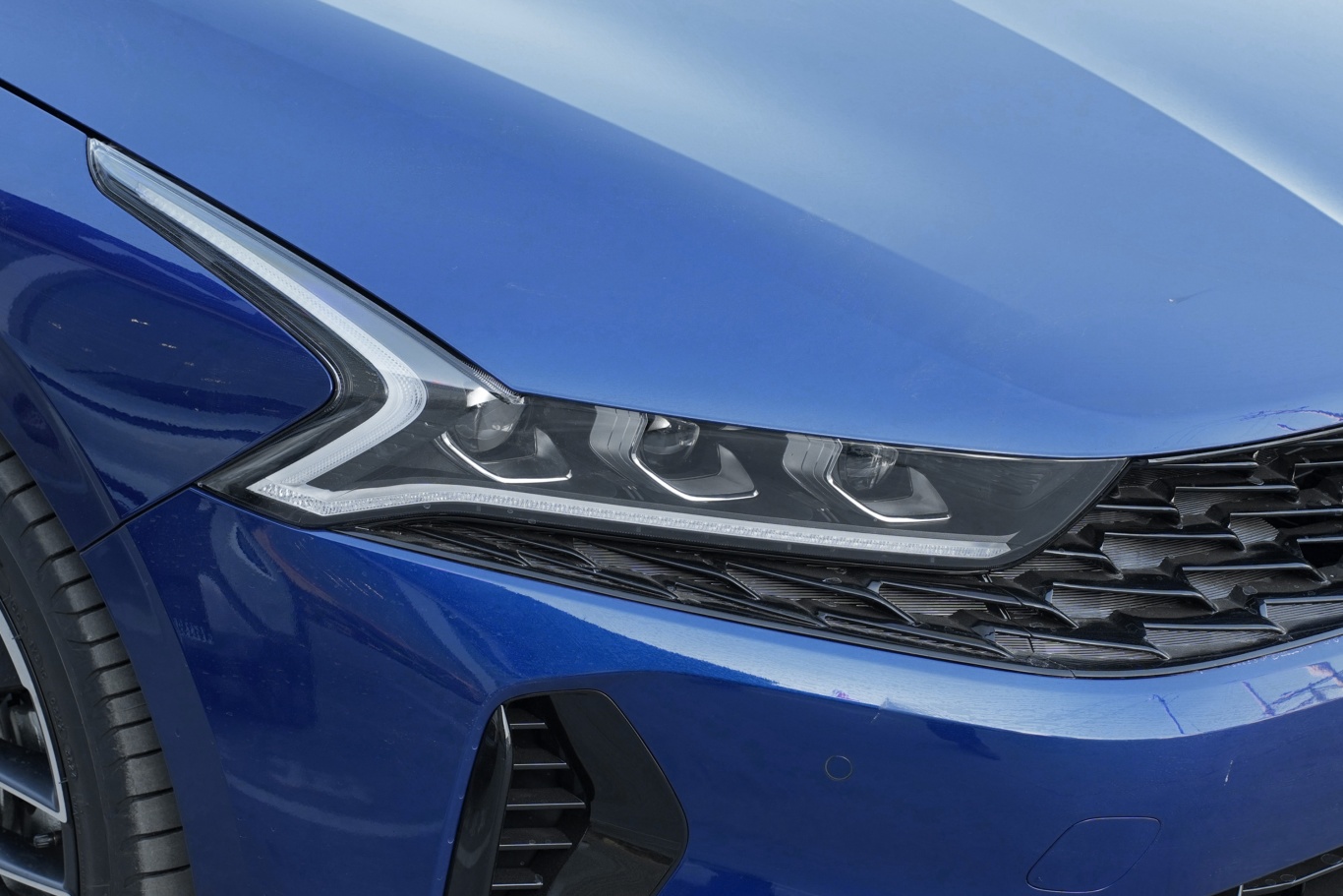 【起亚K52.0T 旗舰版大灯侧45度俯拍图片-汽车图片大全】-易车