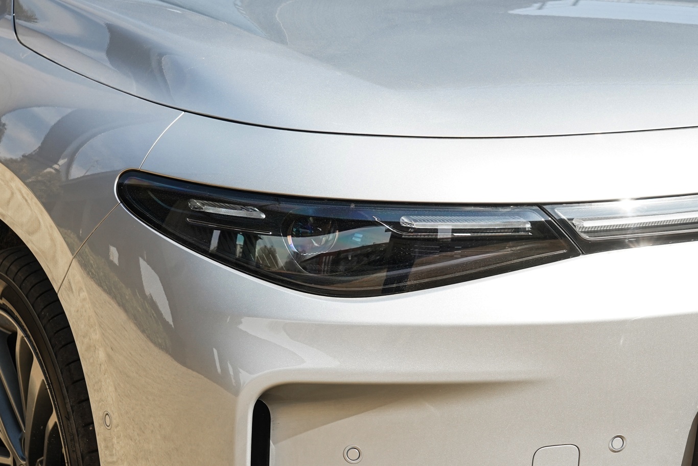 【零跑C16纯电版 580km 尊享版大灯侧45度俯拍图片-汽车图片大全】-易车