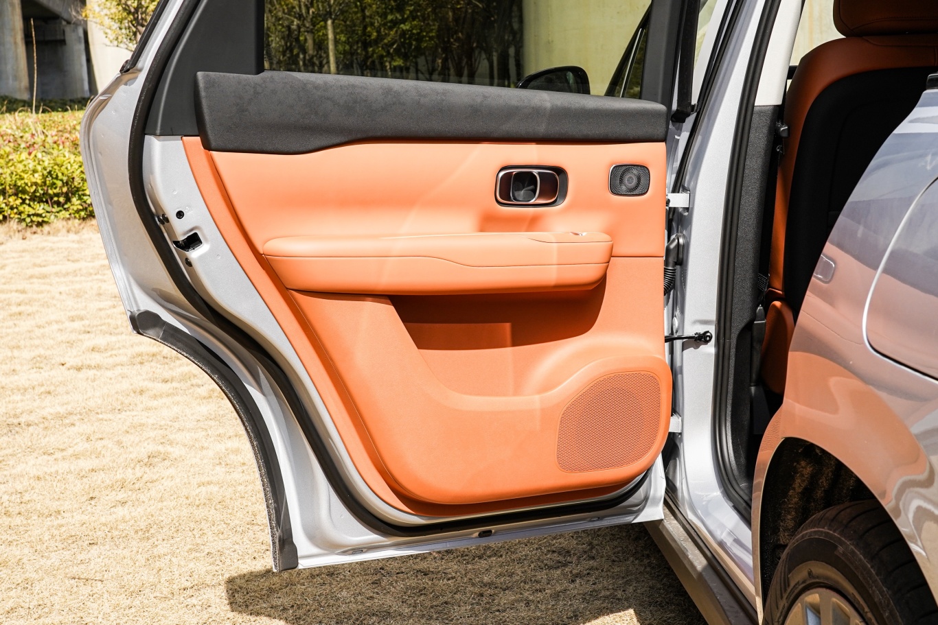 【零跑C16纯电版 580km 尊享版后排功能图片-汽车图片大全】-易车