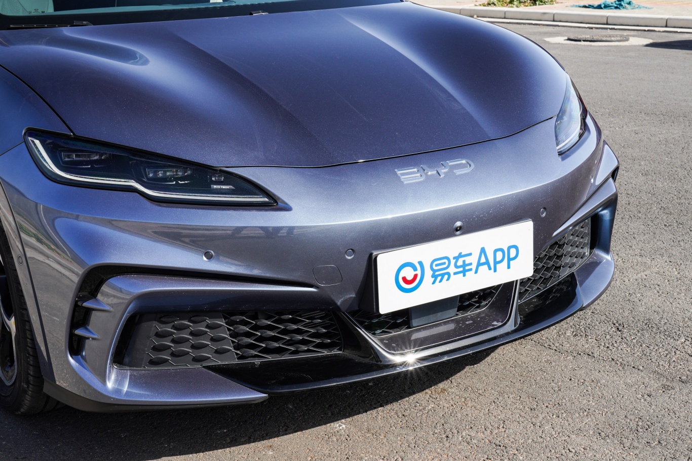 【海豹06GT智驾版 505km 后驱海浪Plus版前格栅侧俯拍图片-汽车图片大全】-易车