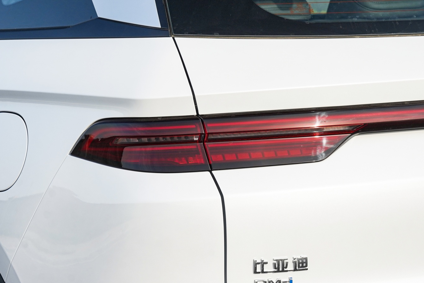 【宋Pro新能源DM-i 智驾版 1.5L 115km 超越型尾灯侧45度俯拍图片-汽车图片大全】-易车