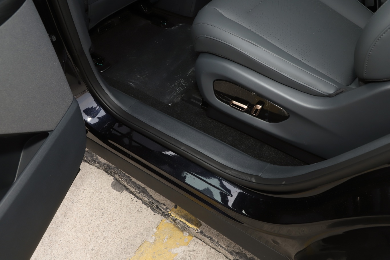 【eπ008增程版 210Ultra 6座后排空间图片-汽车图片大全】-易车