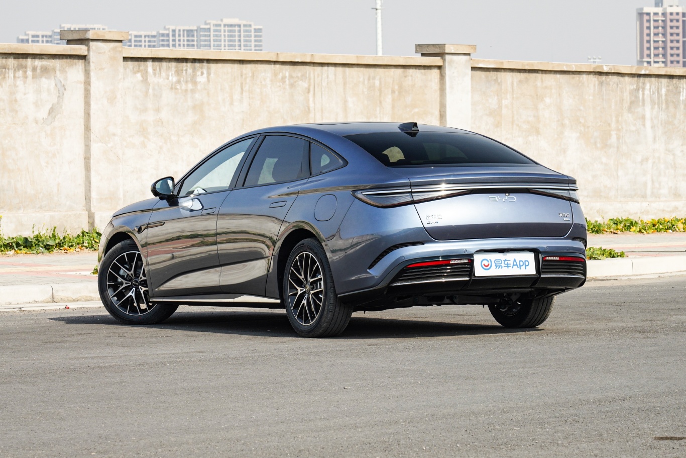 【海豹07DM-i智驾版 1.5L 125km 豪华型侧后45度车头向左水平图片-汽车图片大全】-易车