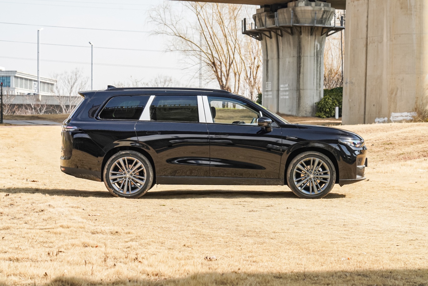 【零跑C16纯电版 580km 尊享版正侧车头向右水平图片-汽车图片大全】-易车