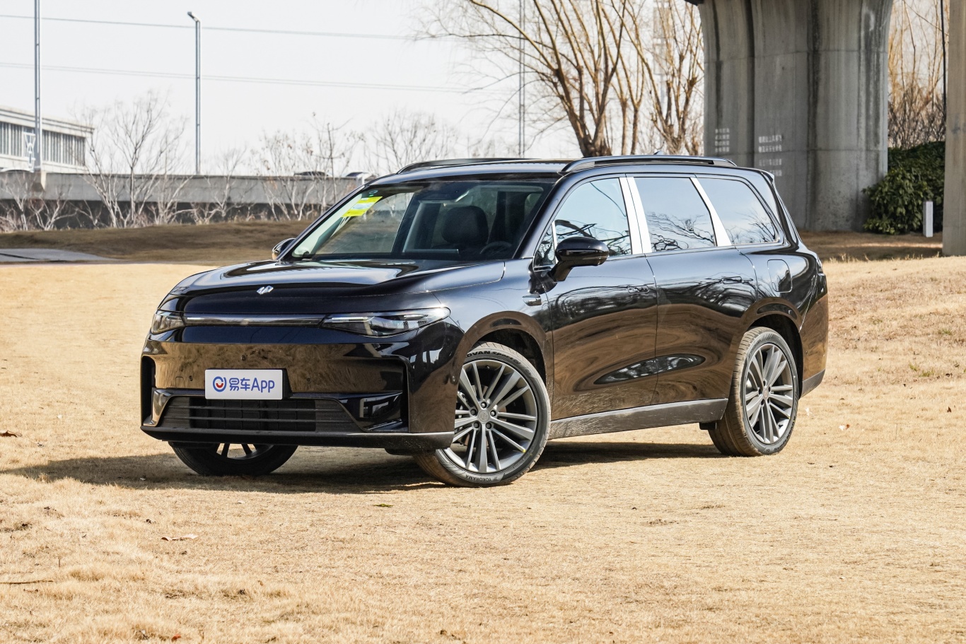 【零跑C16纯电版 580km 尊享版侧前45度车头向左水平图片-汽车图片大全】-易车